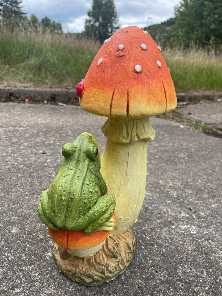 Toad on a Toadstool with Ladybird Ornament - TC003 – SassyHome